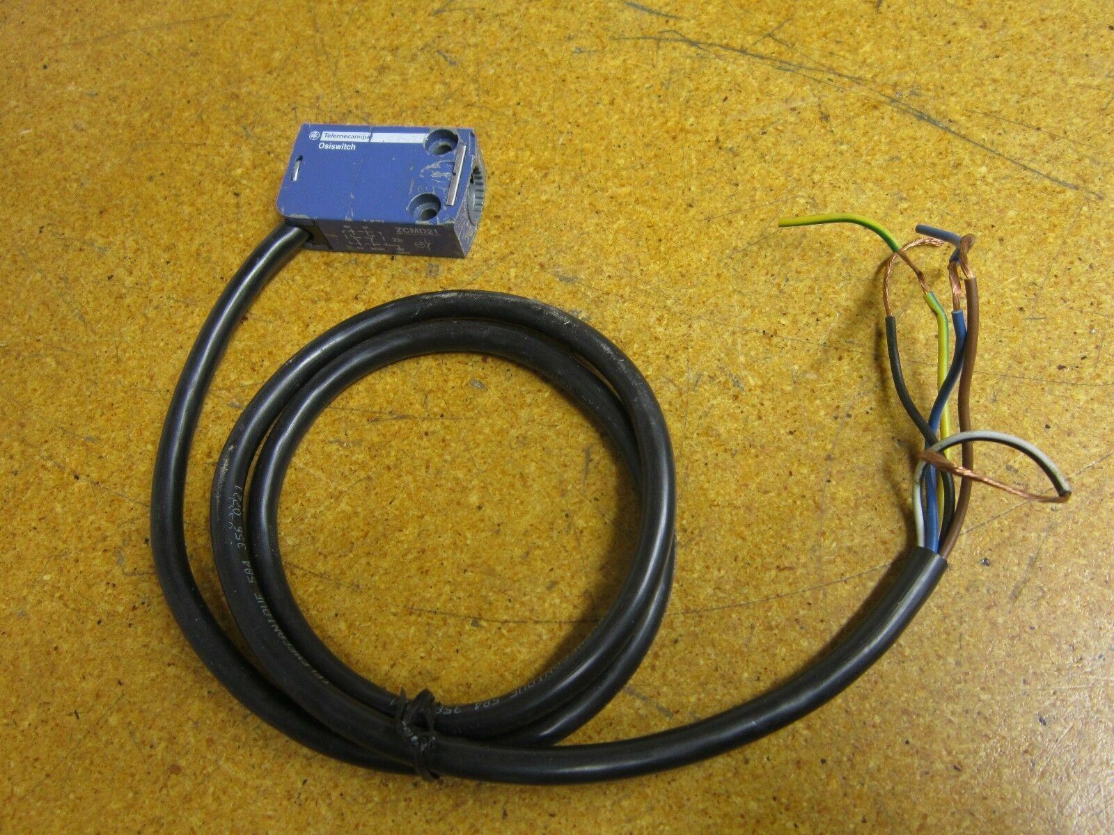 Telemecanique ZCMD21 LIMIT SWITCH 240VAC 5A No Head – MRM Machine