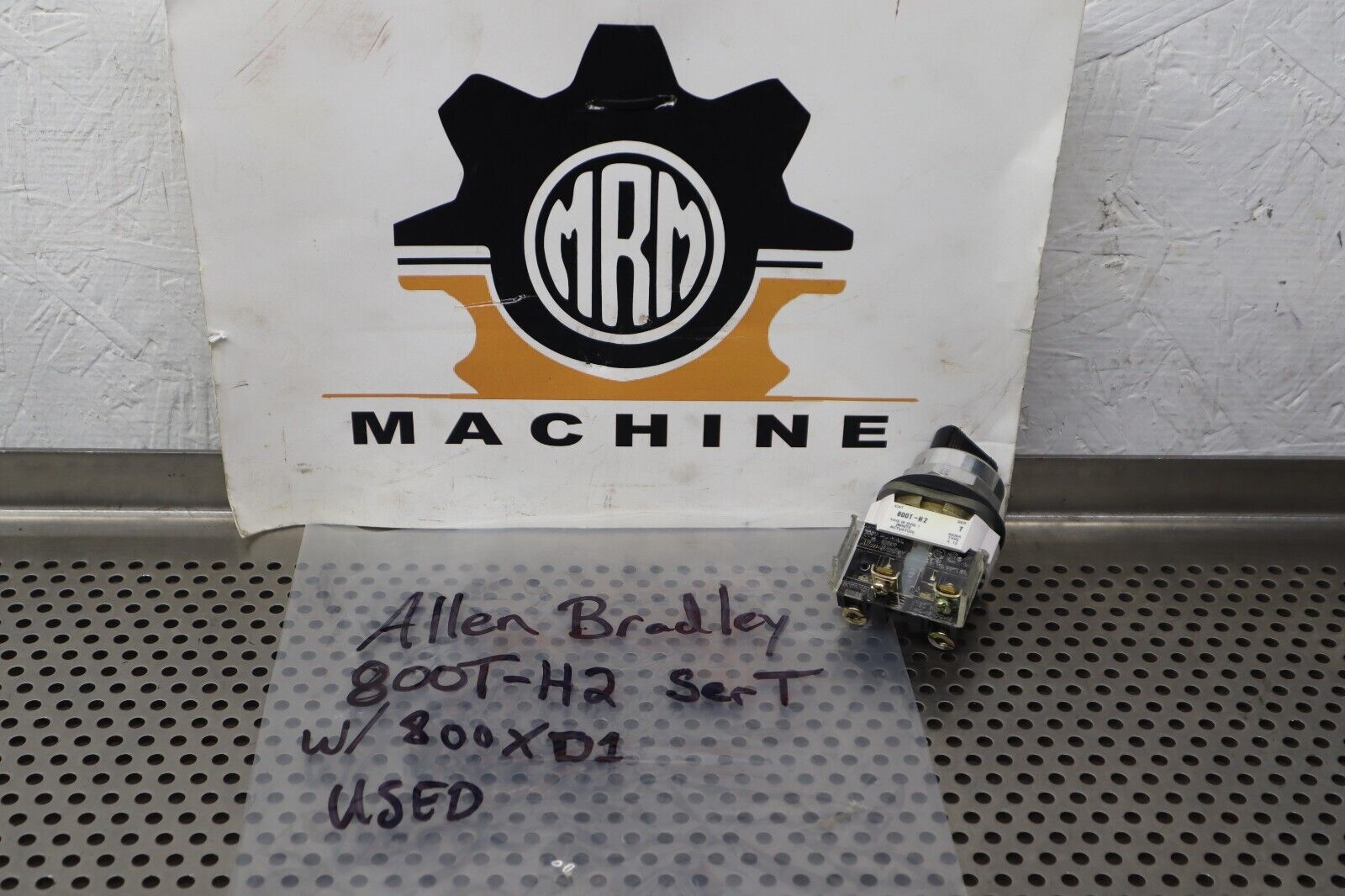 Allen Bradley 800T-H2 Ser T 2-Position Selector Switch W/ 800T-XD1 Con ...